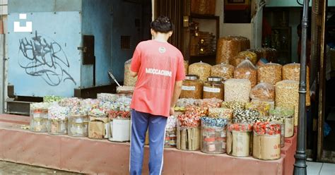 항아리로 가득 찬 테이블 옆에 서있는 사람 사진 Unsplash의 무료 음식 이미지