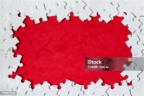 흰색 직소 퍼즐로 만든 사각형의 형태로 프레임 프레임 텍스트와 직소 퍼즐 빨간색 바탕에 직소 퍼즐 조각으로 만든 프레임 가장자리에 대한 스톡 사진 및 기타 이미지 Istock