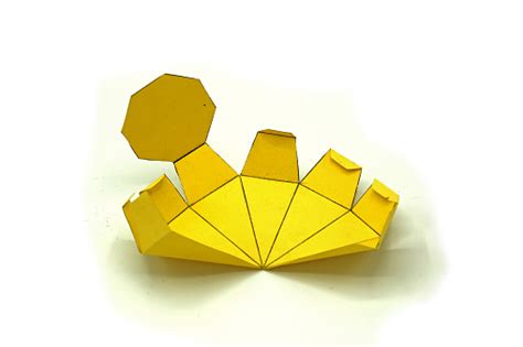 기하학적 모양은 종이에서 잘라 흰색 배경에 촬영 다이아몬드의 지오메트리 그물 3d 형상 또는 솔리드를 형성하기 위해 접을 수