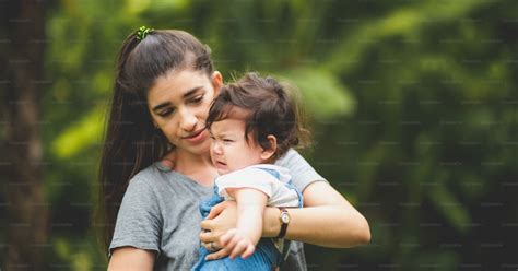 아이 아기와 어머니 여자 부모 양육 및 아들 가정 젊은 어머니와 어린 소년 사람이 함께 집에서 행복하고 즐거운 어린 시절의