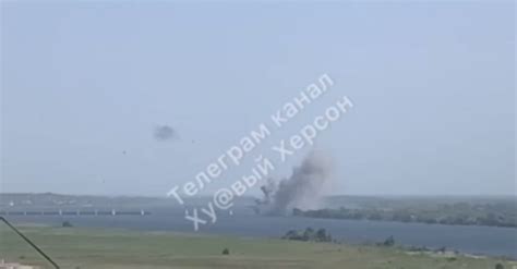 ЗСУ вдарили по Антонівському мосту видовищні кадри прильотів відео Суспільство Stopcor