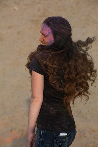 사막에서 화려한 건조 분말 홀리로 덮여 긴 곱슬 머리와 사랑스러운 갈색 머리 모델 25 29세에 대한 스톡 사진 및 기타 이미지 25 29세 갈색 머리 감정 Istock