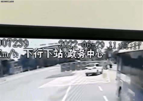 离婚路上丈夫驾车碾压妻子致死，警方：人已抓获手机新浪网