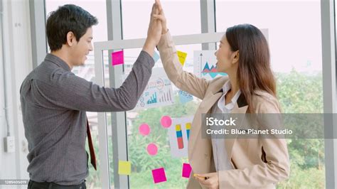 비즈니스 사람들은 프로젝트 계획 위원회에서 일합니다 계획에 대한 스톡 사진 및 기타 이미지 계획 끈적거리는 나무 기둥 Istock