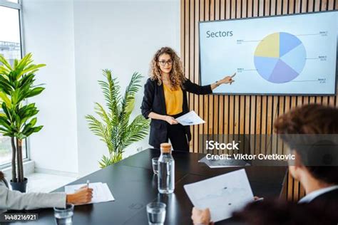 프레젠테이션 Tv에서 통계 차트를 사용하여 비즈니스 회의를 이끄는 사업가 프리젠테이션 연설에 대한 스톡 사진 및 기타 이미지 프리젠테이션 연설 슬라이드쇼 경영자