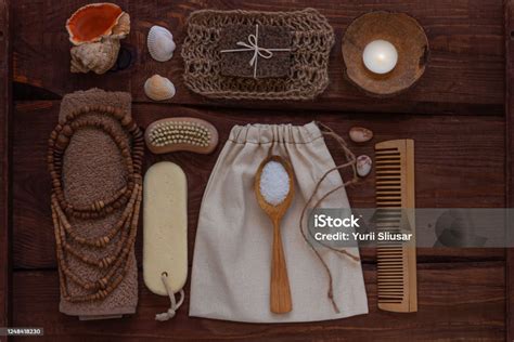 스파 웰빙 컨셉 천연 커피 스크럽 에코 백의 수납 비누 코코넛 쉘 캔들 필링 액세서리 플랫 레이 0명에 대한 스톡 사진 및 기타 이미지 Istock