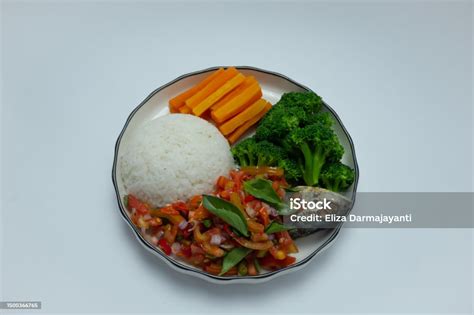 삶은 당근과 브로콜리 Dabu Dabu 소스에 튀긴 생선 메뉴가있는 페스 카타 리안 음식의 일부 개념에 대한 스톡 사진 및 기타 이미지 Istock