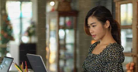 회의실의 회의 테이블에서 디지털 태블릿으로 작업하는 사업가의 측면 모습 사진 Unsplash의 테이블 이미지