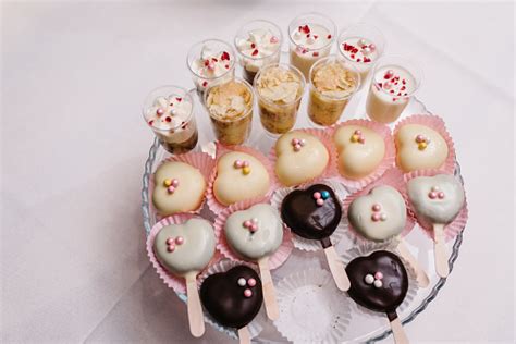 생일 침례를 축하하기 위한 디저트가 있는 캔디 바 케이크 과자 사탕 디저트가있는 테이블 평면도 0명에 대한 스톡 사진 및 기타