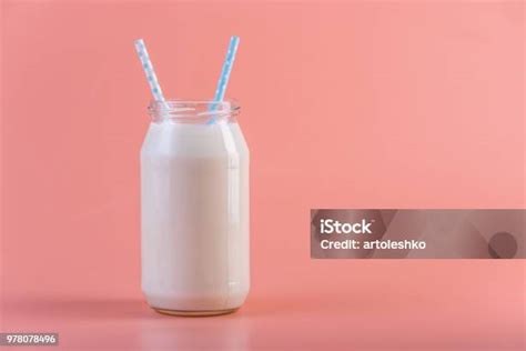 핑크 바탕에 두 개의 빨 대와 신선한 우유의 유리 병 다채로운 미니입니다 칼슘과 건강 한 낙농 제품 0명에 대한 스톡 사진 및 기타 이미지 Istock