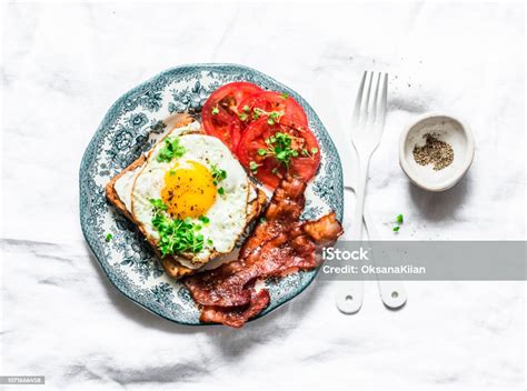 영양가 있는 아침 식사계란 토스트 베이컨 토마토 밝은 배경에 평면도 건강한 식생활에 대한 스톡 사진 및 기타 이미지 건강한 식생활 굽기 그리스 음식 Istock