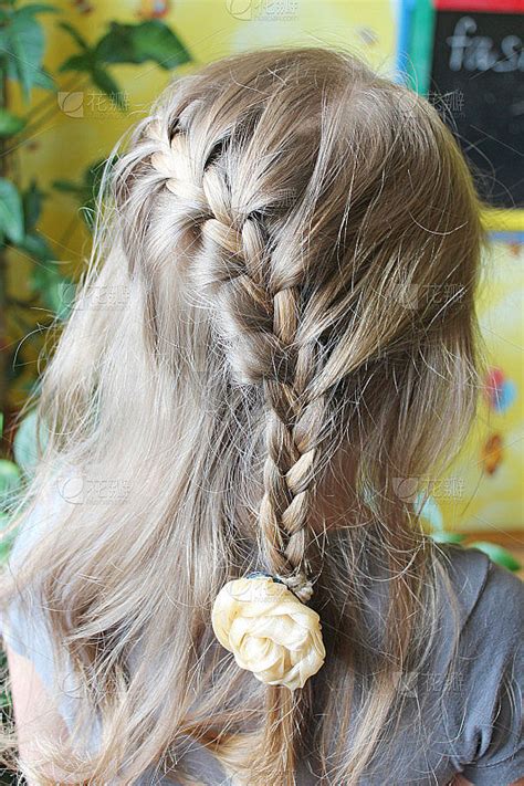 梳着漂亮辫子的年轻女孩的头