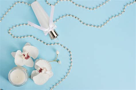 세련된 여성 액세서리에 대한 상단보기 파란색 배경에 의류 장식 촛불 꽃 텍스트를 배치할 수 있는 여유 공간입니다 0명에 대한 스톡 사진 및 기타 이미지 Istock