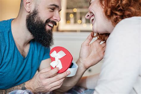 남자는 그의 여자 친구에게 하트 모양의 선물 상자를 제공합니다 25 29세에 대한 스톡 사진 및 기타 이미지 25 29세 2명 30 34세 Istock