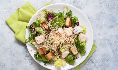 Салат "Цезарь" с куриной грудкой: рецепт от Шефмаркет