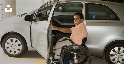 차 옆에 휠체어를 탄 남자 사진 Unsplash의 무료 사람 이미지