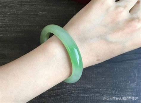 女人戴什么玉手镯最好请问女人带什么玉的手镯好 综合百科 绿润百科