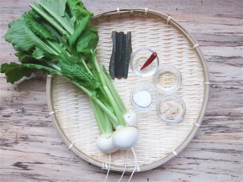 かぶ、だし昆布、鷹の爪、塩、三温糖、お酢の材料 Tennis Racket