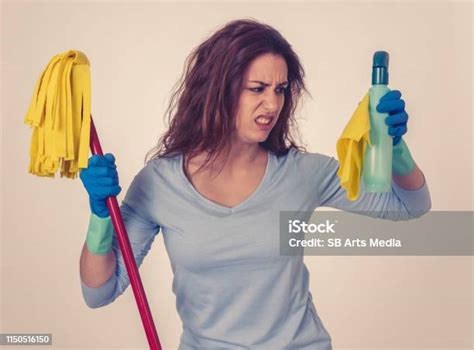 걸 레와 청소 스프레이를 들고 아름 다운 화가 화가 여자는 좌절 하 고 국내 업무 개념과 성 고정 관념에 분노 파란색 배경에