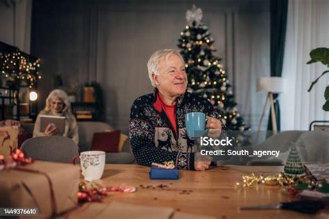 크리스마스에 집에서 가족과 영상 통화를 하는 노부부 디지털 태블릿 2명에 대한 스톡 사진 및 기타 이미지 2명 가상 이벤트