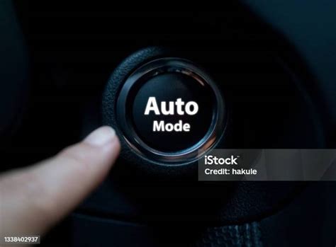 인공 지능을 갖춘 스마트 자동차 및 오토파일럿 오토파일럿에 대한 스톡 사진 및 기타 이미지 오토파일럿 누름 버튼 손가락 Istock