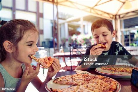 식당에서 피자를 먹고 있는 형제 자매 피자 시간입니다 어린이 초상화 피자에 대한 스톡 사진 및 기타 이미지 피자 레스토랑 먹기 Istock