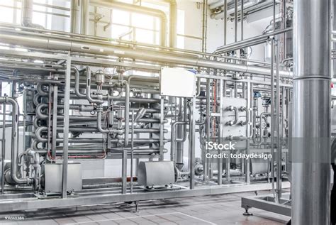 스테인레스 스틸 펌핑 액체에 대 한 시스템 또는 식품 산업에 대 한 우유에서 하는 파이프라인 추상 산업 배경입니다 0명에 대한 스톡 사진 및 기타 이미지 Istock