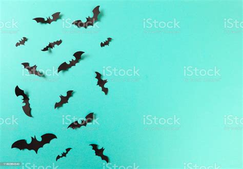 파스텔 블루 배경에 할로윈 종이 장식입니다 할로윈 개념입니다 플랫 레이 상단 보기 복사 공간 0명에 대한 스톡 사진 및 기타 이미지 Istock