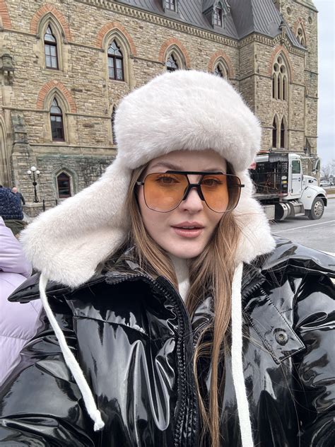 ціна в око попала🥲 9 маленьких троянд 127tax 🫠 а травичка для