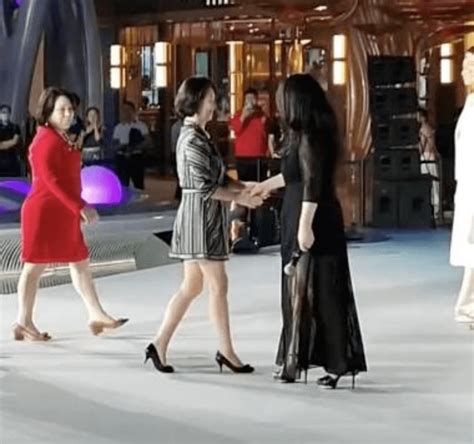 何超琼孟晚舟同框一个曾被困国外一个与巨星上演旷世绝恋顶级白富美太精彩陈百强何鸿燊婚礼