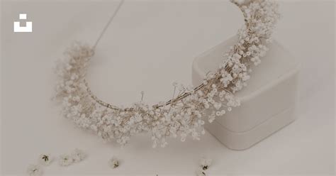 그 위에 구슬이 잔뜩 달린 흰색 상자 사진 Unsplash의 무료 꽃 이미지