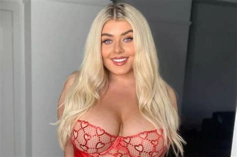 Plus Size Model Flaunts Curves In Sheer Corset And Declares Im Round