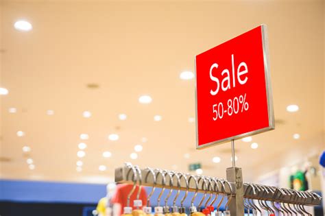 판매 5080 오프 모의 업 쇼핑 백화점에서 옷 라인에 표시 광고 쇼핑 컨셉 50퍼센트에 대한 스톡 사진 및 기타 이미지 50퍼센트 가격 계절 Istock