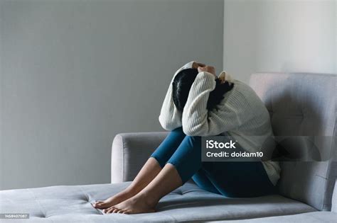 슬픈 십대 소녀 우울증의 개념입니다 실내 창문에 앉아 화가 난 십대 소녀 불안 젊은 여자 절망과 스트레스 외롭고 불행한 여성은 사회적 희생자입니다 집에서 외로움 청소년 가정