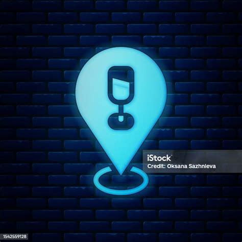 벽돌 벽 배경에 고립 된 빛나는 네온 알코올 또는 맥주 바 위치 아이콘 음주 술집 클럽 바의 상징 벡터 0명에 대한 스톡 벡터