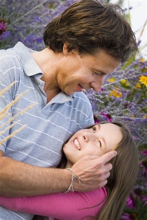 Vater Und Tochter Die Limonade Essen Stockbild Bild Von Terrasse