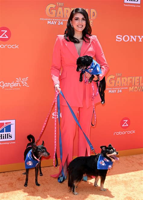 Cecily Strong Didnt Meet Garfield Costar Chris Pratt Until Premiere
