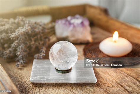 가정 환경에서 평화와 조화의 신호기인 Crystallum Orbis 및 Orbuculum으로 알려진 보석 구체 또는 수정 구슬 가정의 나무 쟁반에 스탠드에 자연 투명 석영