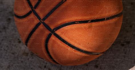 그늘에 바닥에 앉아 있는 농구공 사진 Unsplash의 농구 이미지