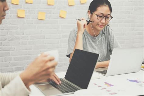 Premium Photo Man Woman Colleagues Using Computer Startup Teamwork Coworking Team Working At