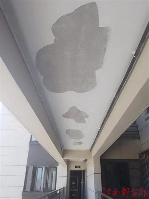 上饶新城吾悦安置小区楼道顶棚刮白大面积脱落 江南都市网