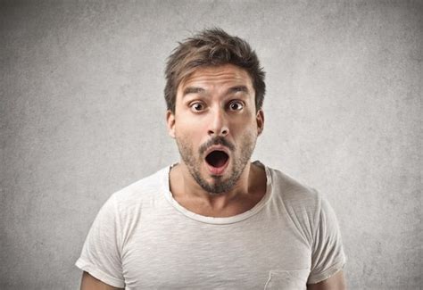 Потрясенный удивленный человек Премиум фото в 2025 г Человек Фото смешных людей Мужчины