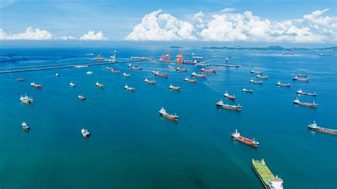 많은 석유 원유 가스 유조선 선박 화물 컨테이너 선박 오션 베이 석유 화학 수출 수입 운송 및 물류 해양 계류 0명에 대한 스톡 사진 및 기타 이미지 Istock