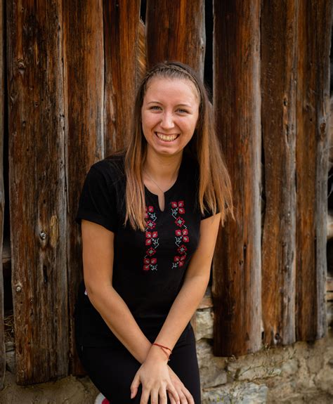 Дамска тениска с шевица бродирани етно тениски от Веникс