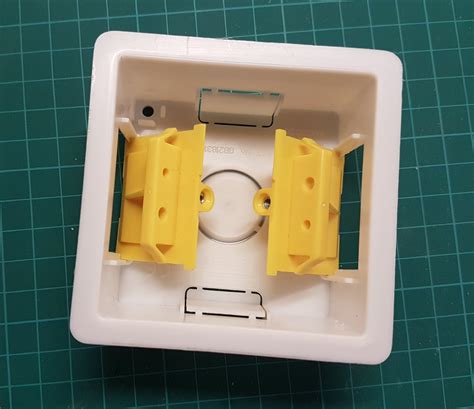 Screw Socket Missing From Socket Box DIYnot Forums