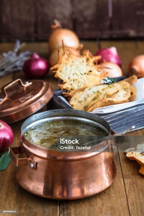 치즈와 크루 통 배경에 화려한 양파와 전통적인 양파 수프 널판지에 대한 스톡 사진 및 기타 이미지 널판지 녹기 바로 먹을 수 있는 Istock