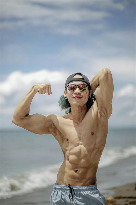 근육질의 나무 남자 상의 탈의 서 있는 수직 쐈어 숲 야외에서 포즈를 취하는에 관한 무료 스톡 사진