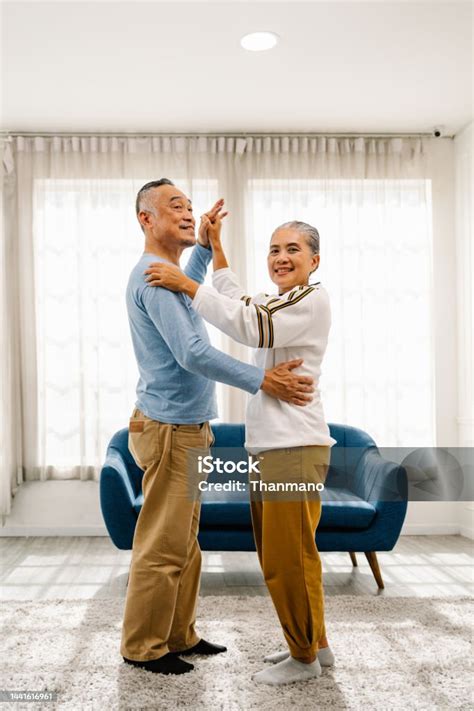 은퇴 라이프 스타일 행복한 표정으로 집에서 춤을 추는 노인 남녀 웃는 얼굴을 가진 아시아 부부 선배는 아름다운 시간에 만족을 전합니다 노인 커플에 대한 스톡 사진 및 기타