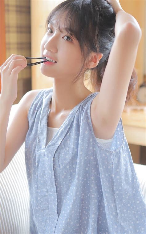 高颜值气质御姐风骚玉足性感吊带私房唯美写真集