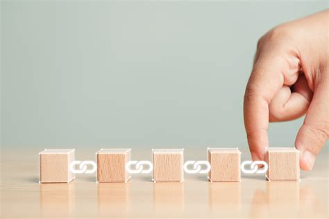 나무 블록에 있는 블록체인 체인은 테이블 배경에 손을 놓는다 비즈니스 기술과 사람 개념 탈중앙화 암호화폐 분산 원장 스마트 계약